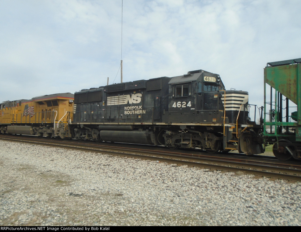 NS 7258 UP 2762 NS 4624 heads west
